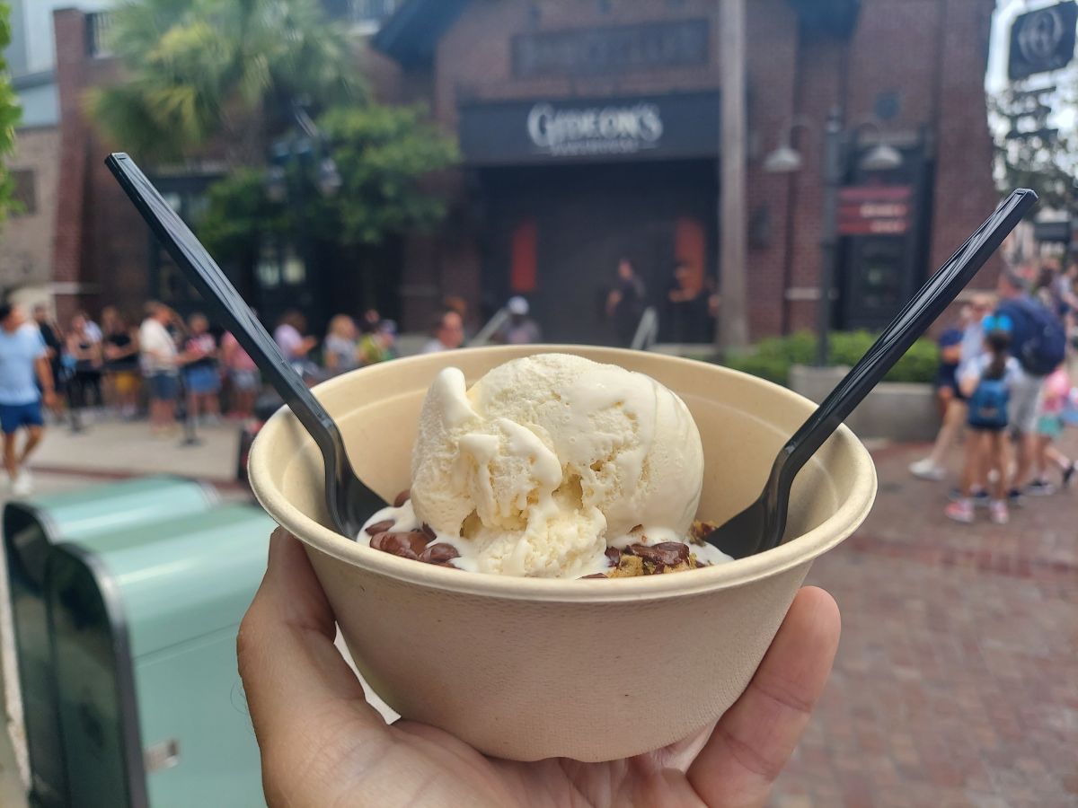 Gideon’s Bakehouse Hot Cookie Hour: Cookie & Ice Cream Bliss